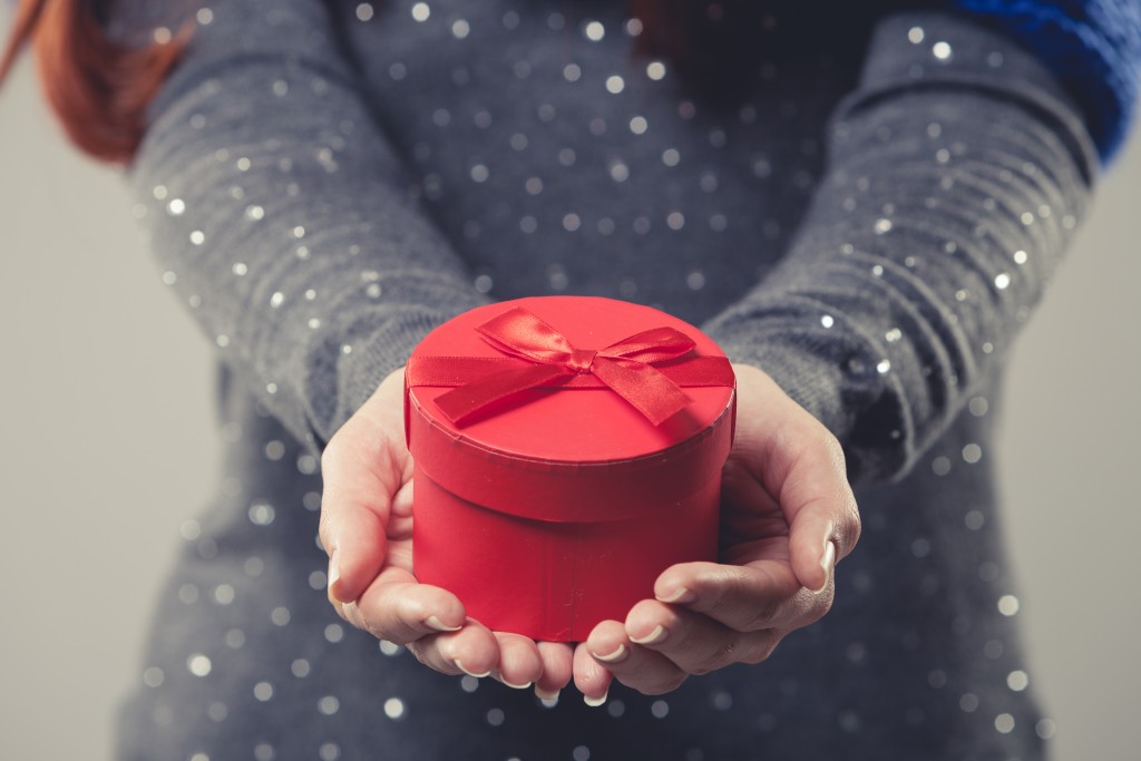 The Art of Giving Gifts, According to Psychology - Victorias
